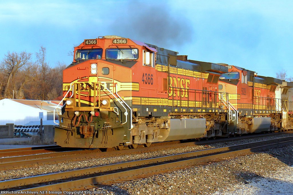 BNSF 4366 westbound